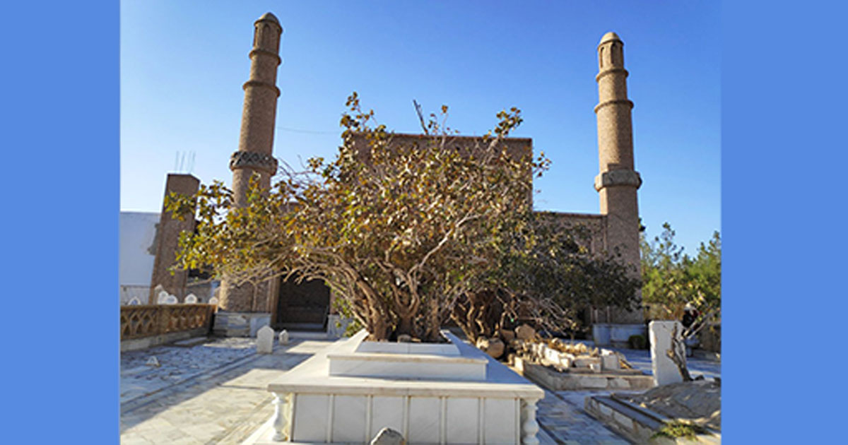 husn-e-KHwesh az ru-e-KHuban aashkara darda-i